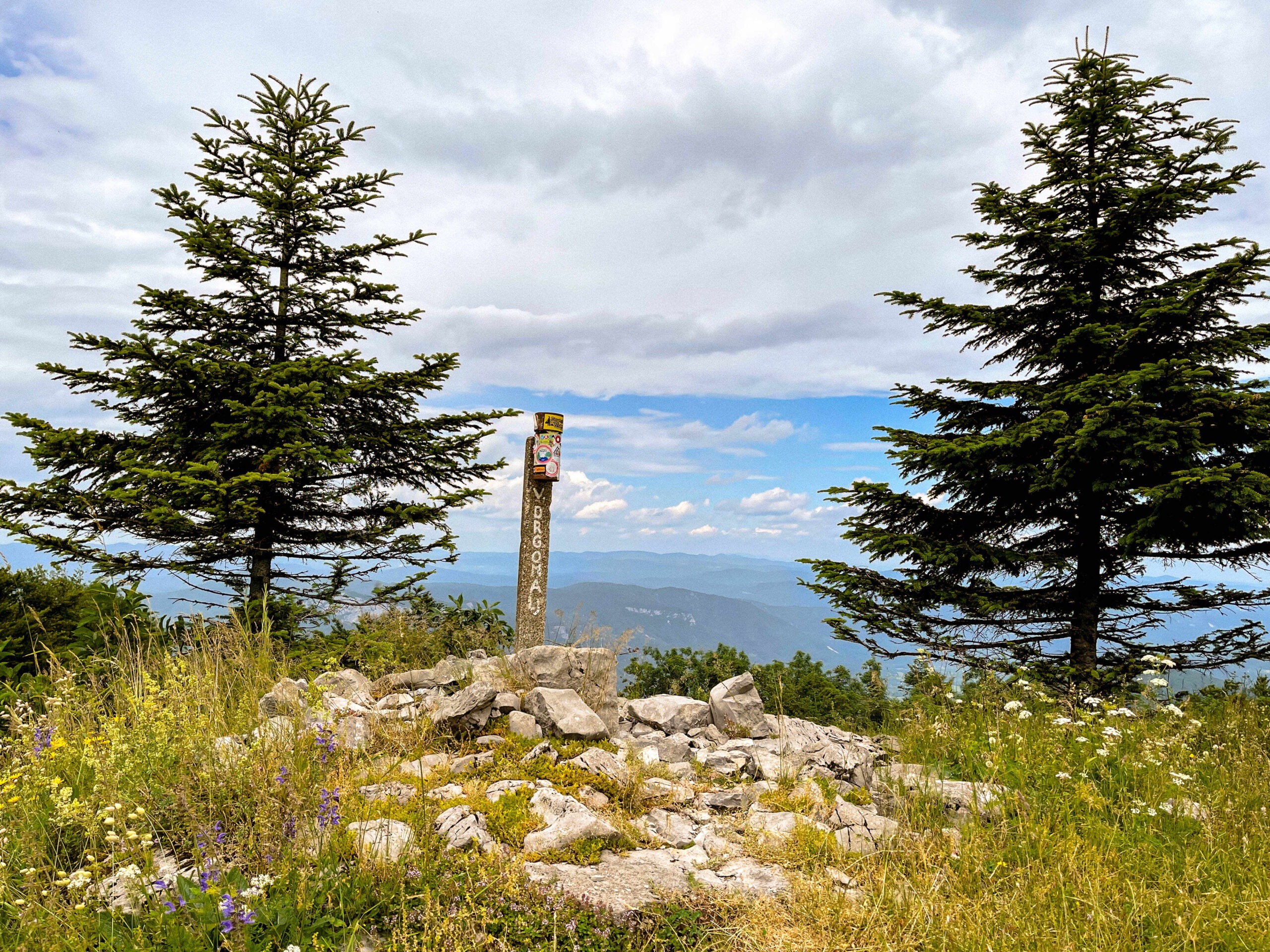 Veliki Drgomalj: goranski vrh s kojeg se pruža lijep pogled na dolinu Kupe