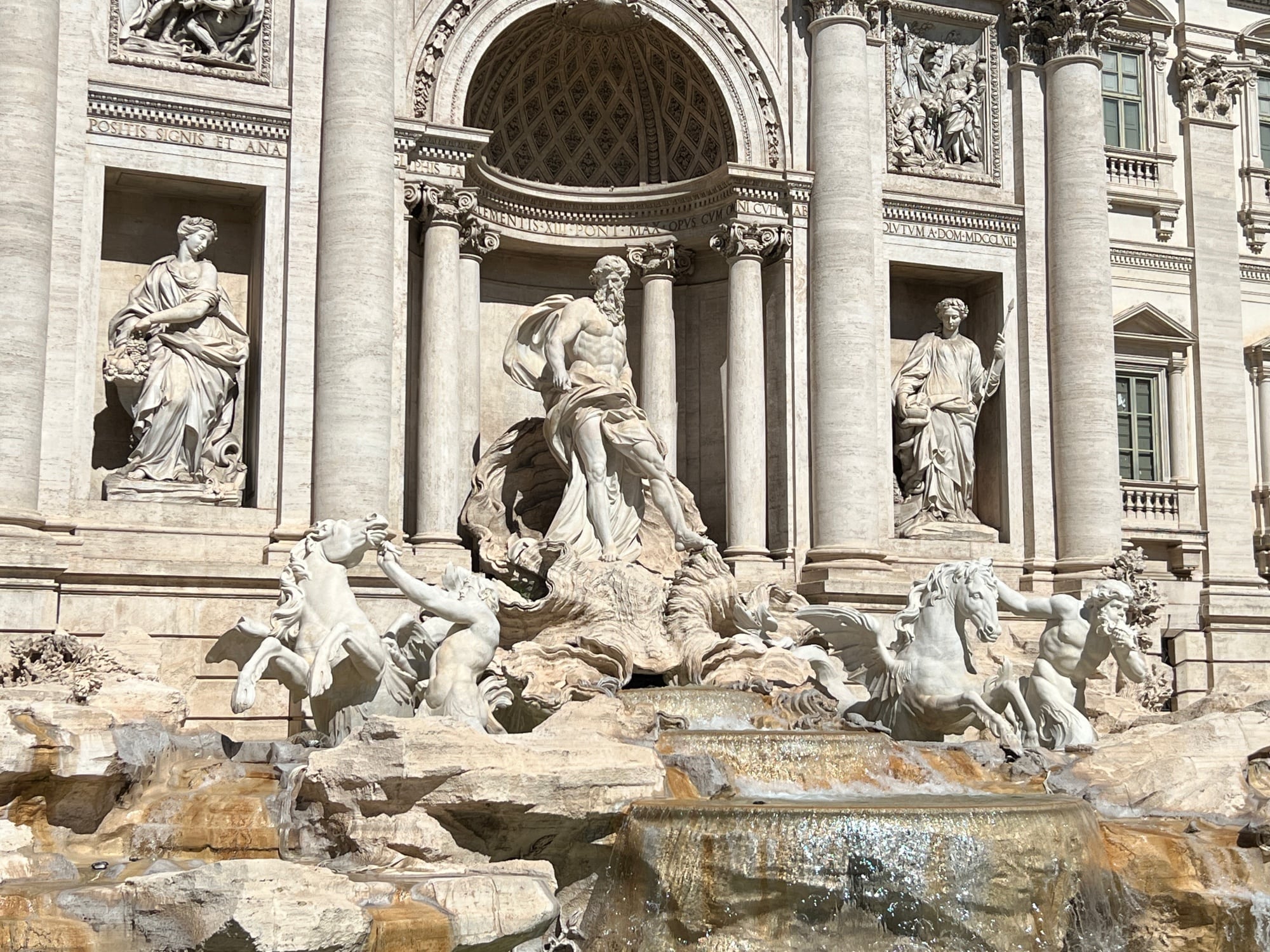 Fontana di Trevi dobiva novi izgled: Postavlja se privremeni most u ...